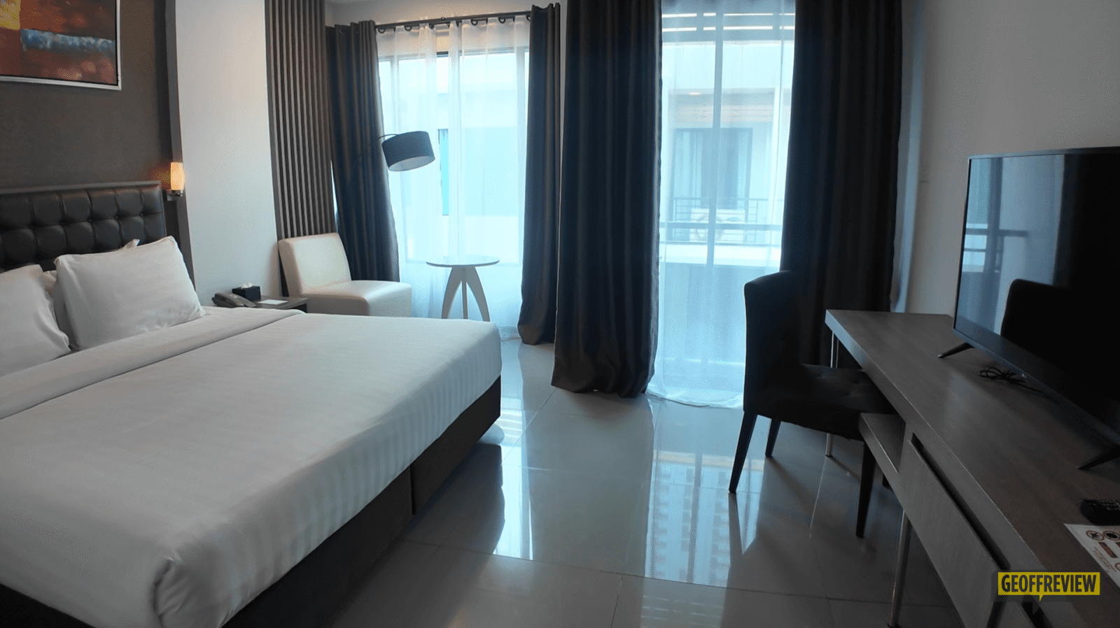 Picnic Hotel Bangkok Review and Room Tour - Geoffreview